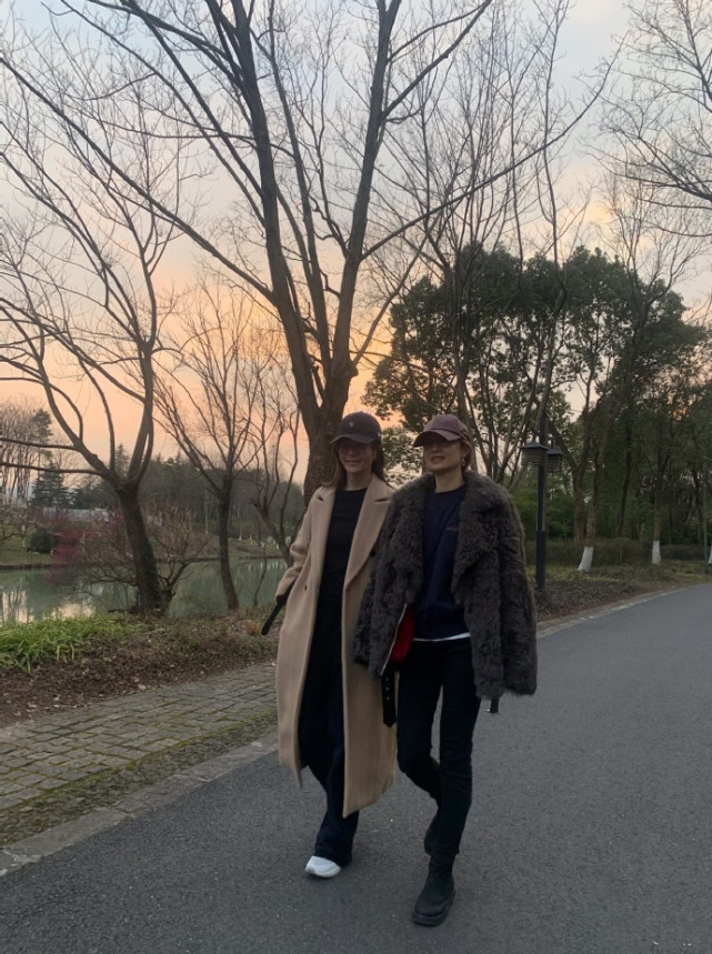 Ma Yili, Liu Zi, the squad, they walked arm in arm without makeup ...