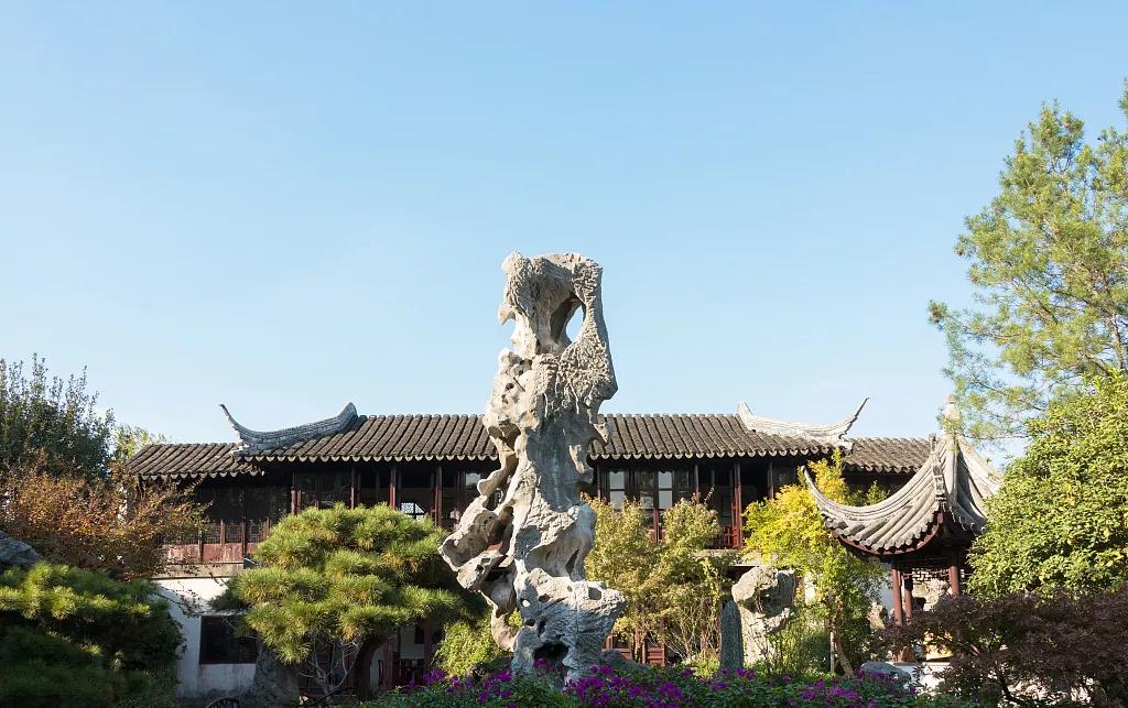 Taihu Stone, one stone contains the realm of Tibetan peaks and ridges ...