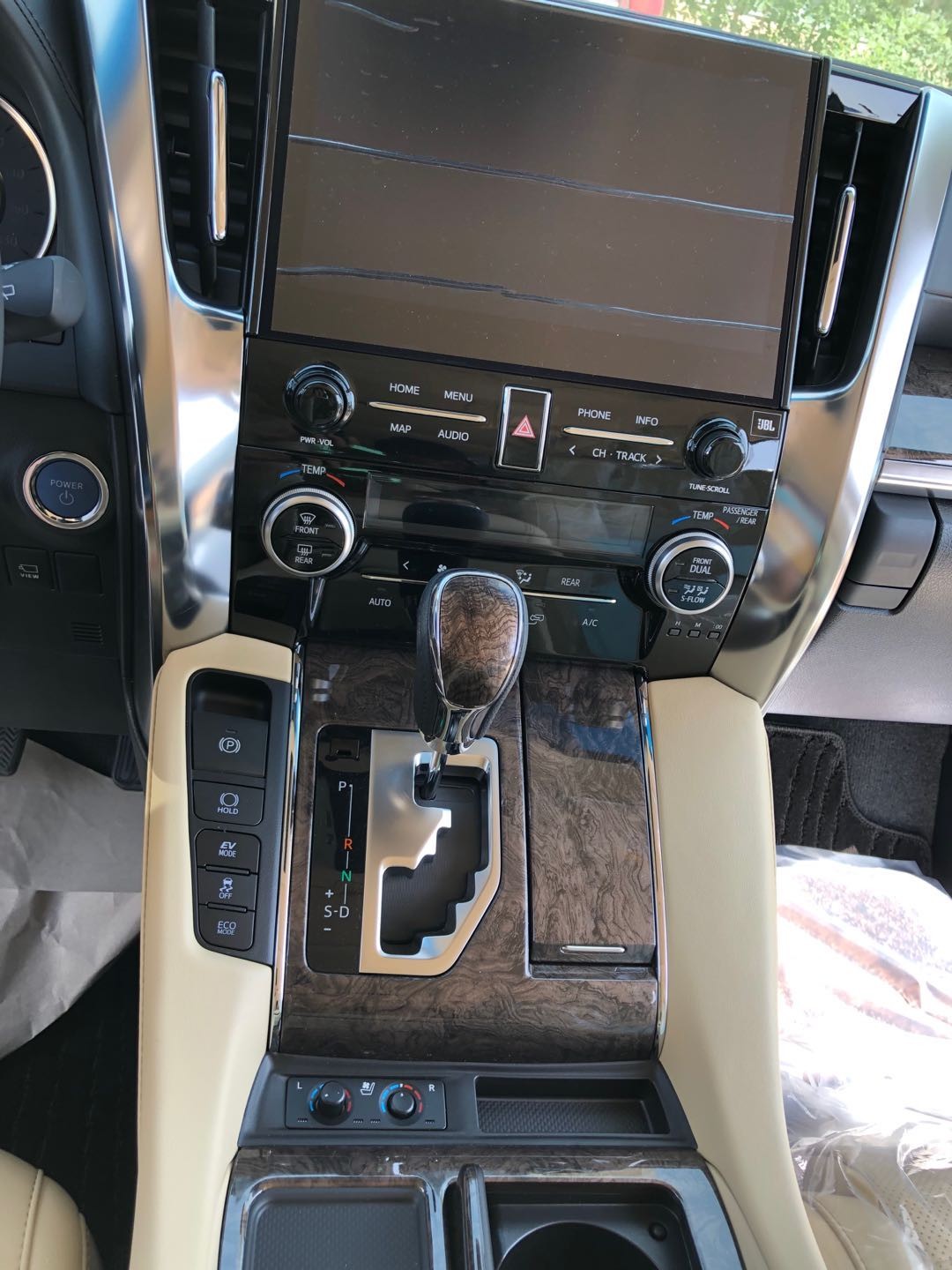 21 Toyota Alpha, what makes a "nanny car" into a mobile luxury cabin ...