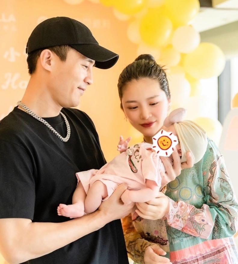 Recent photos of Du Chun's daughter were exposed, wife Wang Can ...