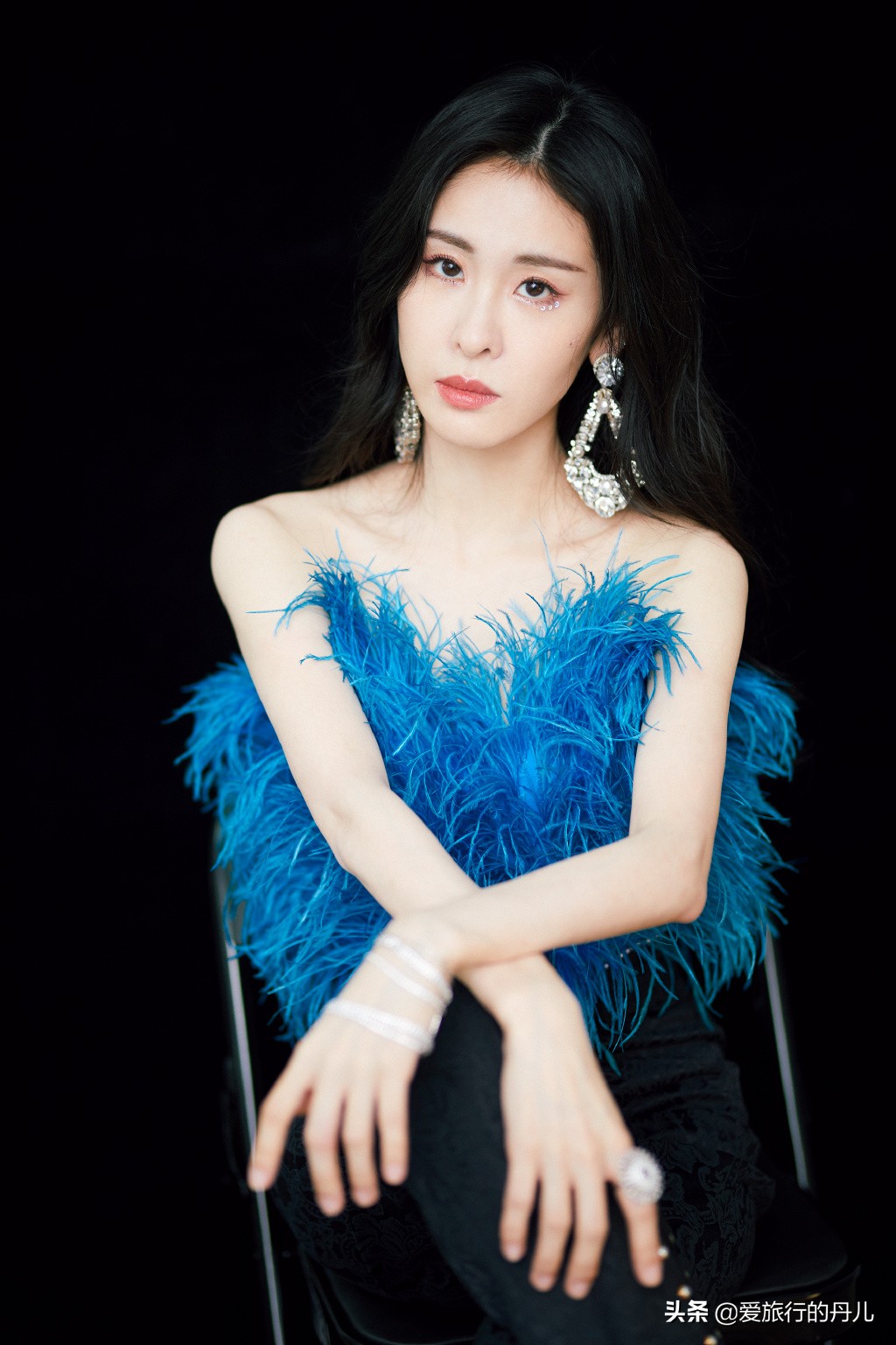 Zhang Bichen wore a dark blue feather top, full of fairy spirit and ...