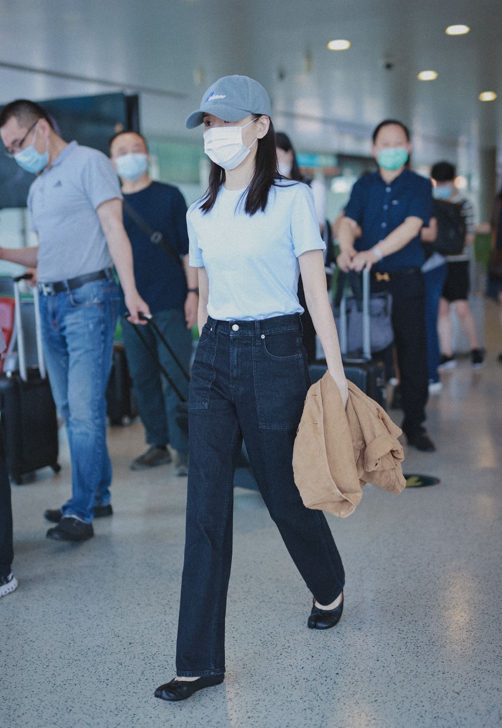 Dong Jie has a thin body with a sunken belly and bulging veins on her ...