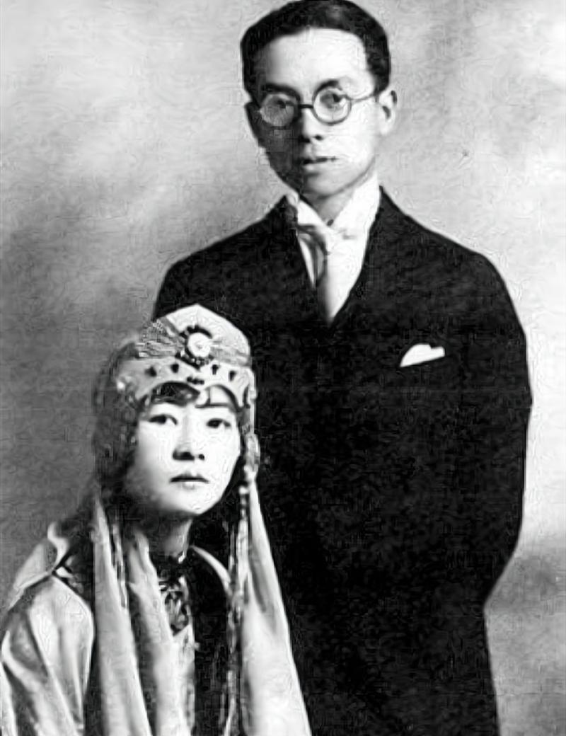 Xu Zhimo, a romantic talent, was born in a family of merchants, but ...