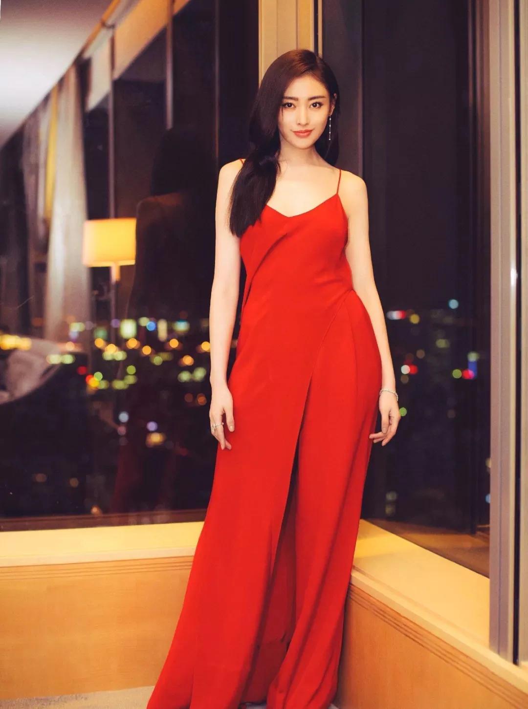 Photos of Domineering Yujie Zhang Tianai - iNEWS