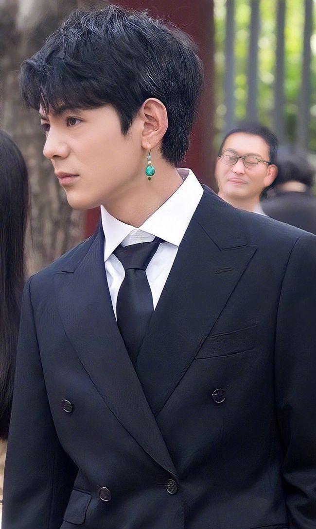 Ding Zhen zoomed in and appeared handsome in variety shows, once again ...