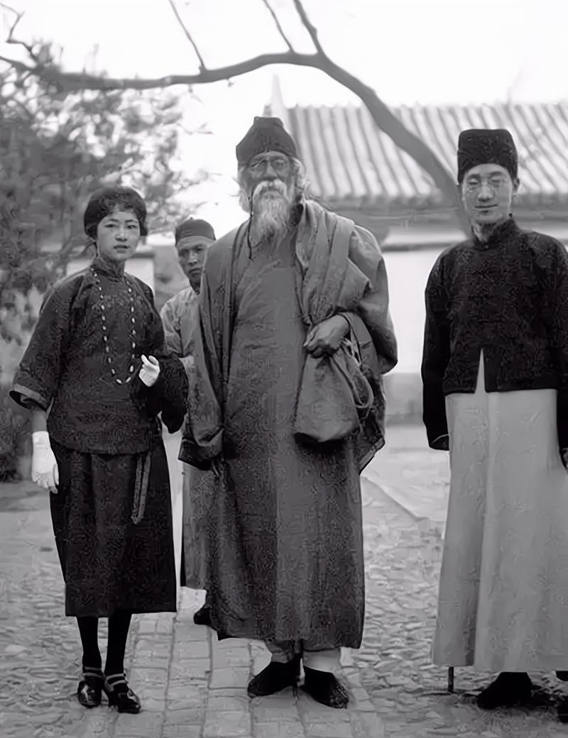 Xu Zhimo, a romantic talent, was born in a family of merchants, but ...