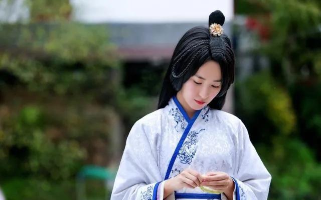 Sun Ce passed away at the age of 26. After his death, how did Sun Quan ...