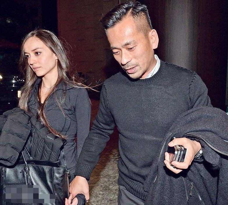 The 46-year-old Xi Mihua showed off his abdominal muscles as a father ...