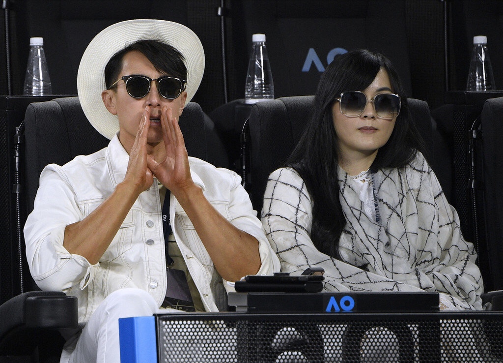 Wu Zun takes his wife through the two worlds, Lin Liying wears a plaid ...