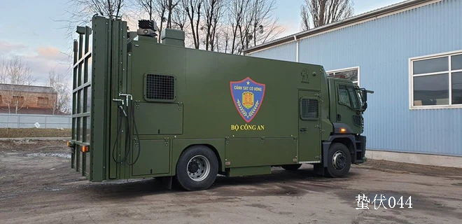 Vietnamese mobile police show new anti-riot vehicles - iNEWS