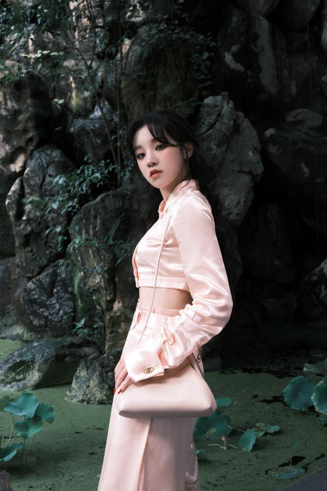Song Yuqi, who was born in the women's group, wears "short top and long ...