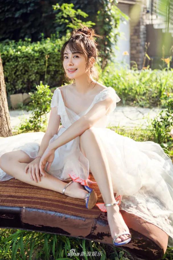 Yang Ruoxi is not afraid of the passage of time, wearing a white dress ...