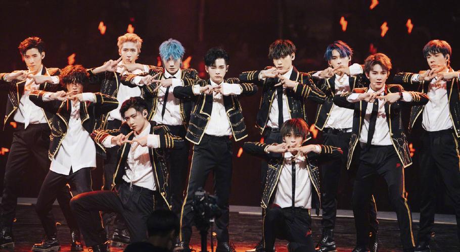 The collective "team building" of R1SE members celebrated their fans ...