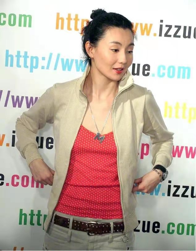 Zhang Manyu dressed up young, wearing a wave point vest to the head ...