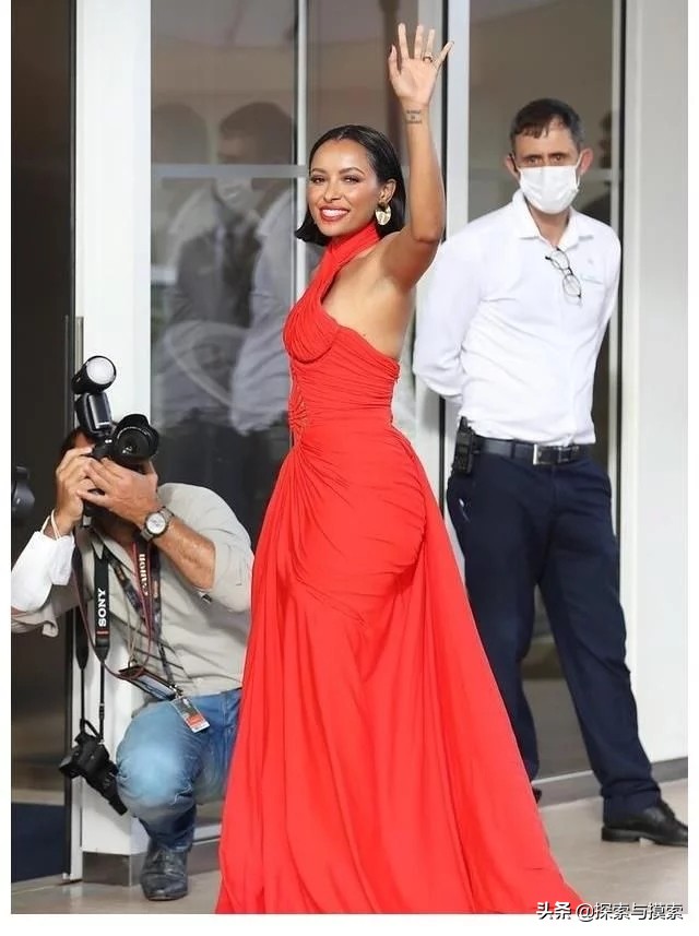 Actress Kate Graham wore a red suspender dress very elegant, and waved ...