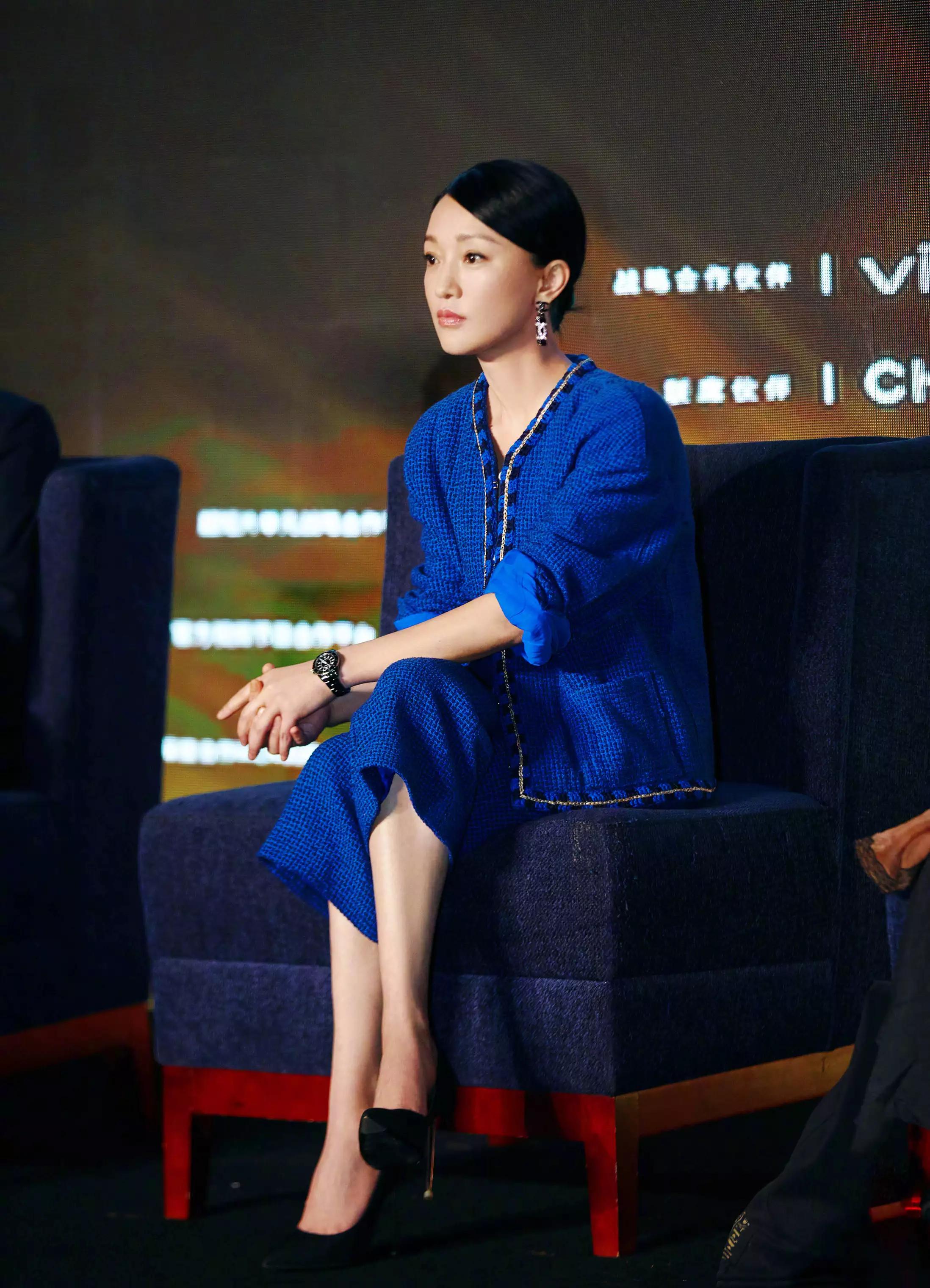 Zhou Xun has a good temperament in a black skirt, exquisite atmosphere ...