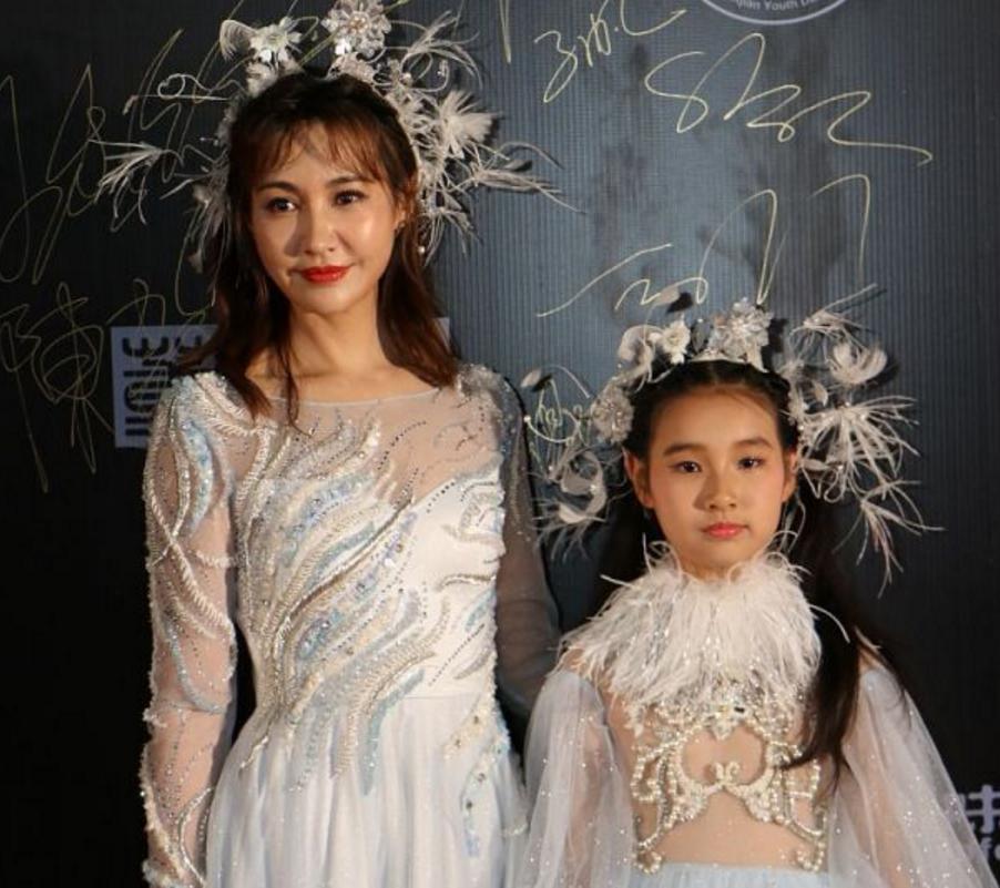 Yang Xue and her daughter's first show on the runway: their faces are ...