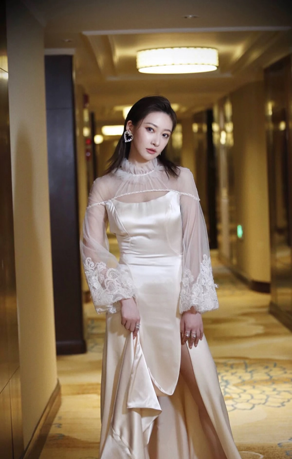 Treasure girl!He confessed in the backlight, full of aura, "old actor ...