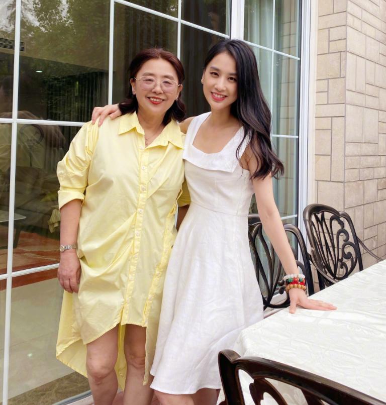 Huang Shengyi shared his mother's young photos, Yang Zi's childhood ...