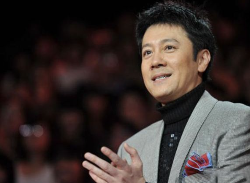 Cai Guoqing appeared at a rural banquet, with a cold expression, still ...