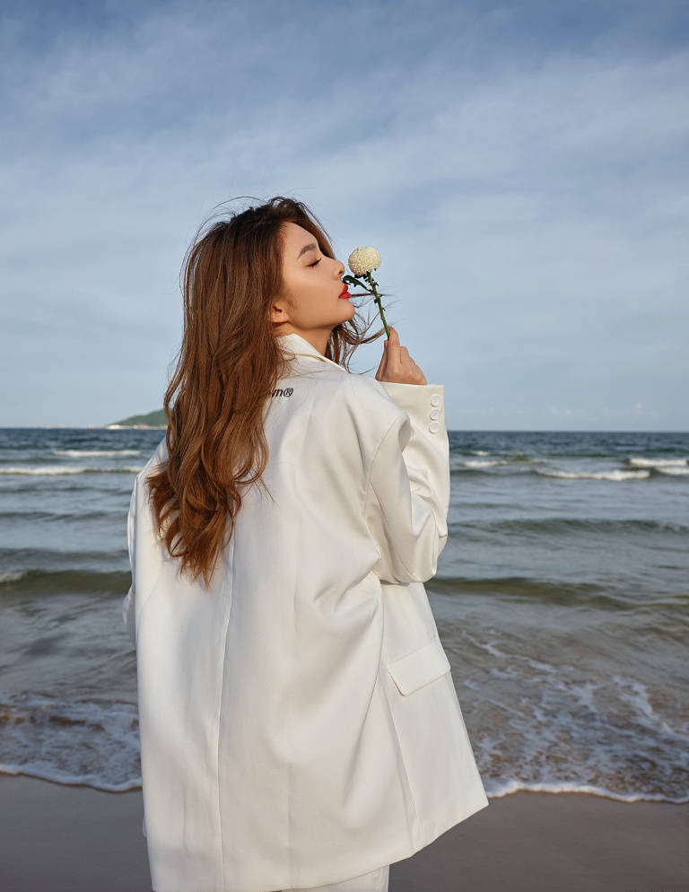 Fu Jing's portrait on the beach is beautiful and rusty, wearing a white ...