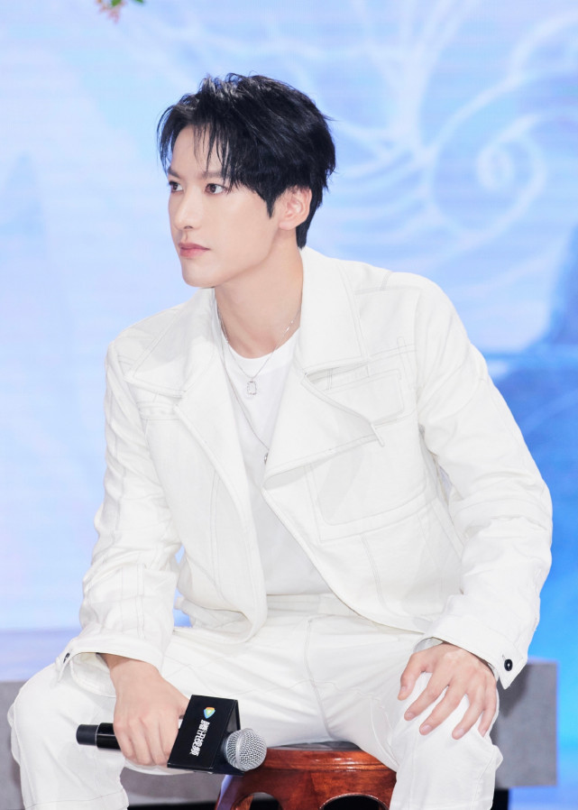 The leading male actor rushes to the street, and the supporting role is ...