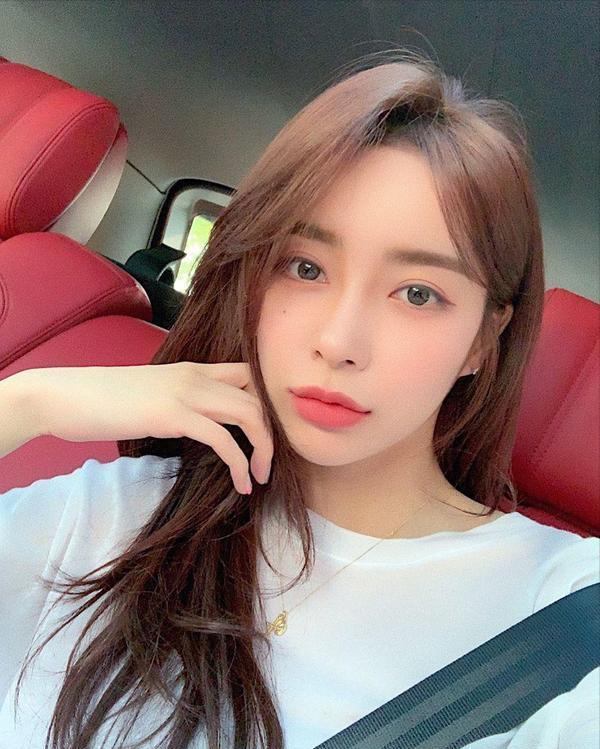 Korean pure female model, with good looks and good figure, debuted with ...