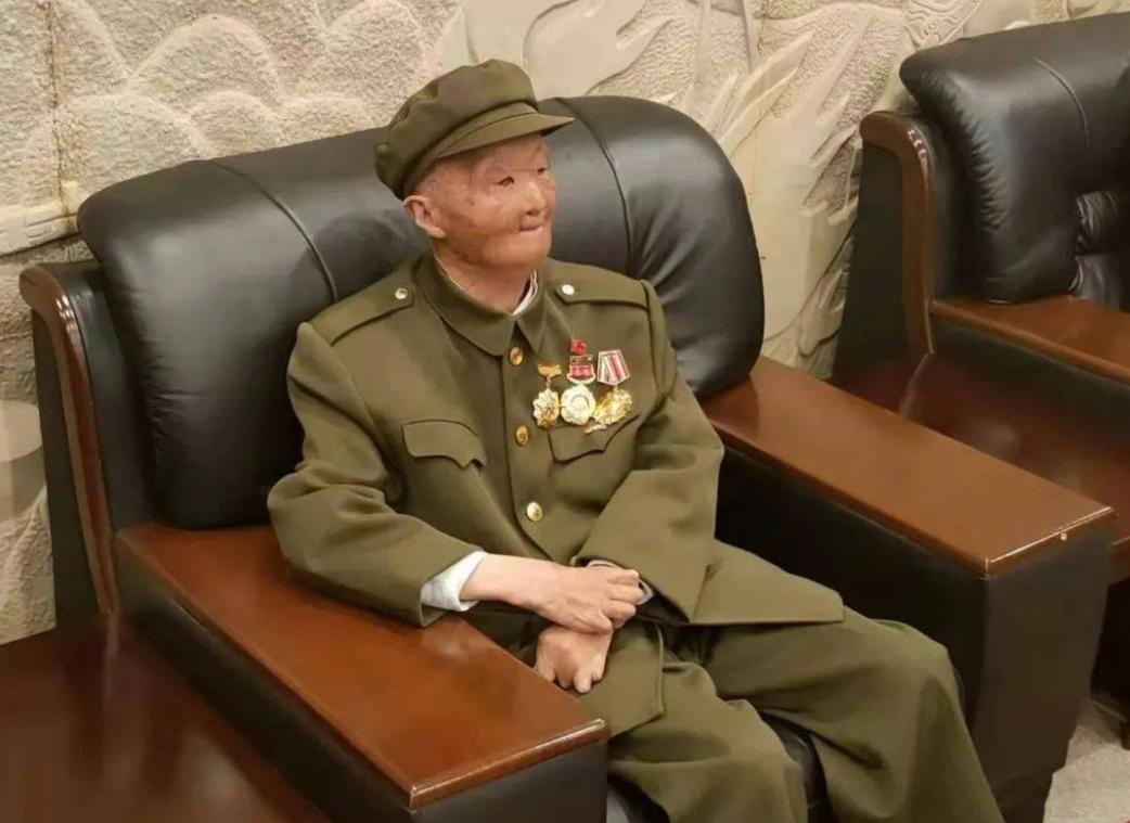 Tu Boyi: He was disfigured by a gasoline bomb at the age of 20. Premier Zhou asked to take care ...