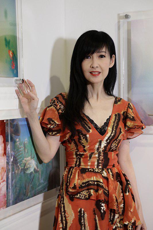 Zhou Huimin is not real at all. Wearing a V-neck dress, she is 52 years ...