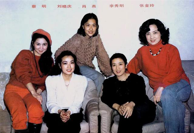 Li Xiuming, the queen of double material: standing at the counter after ...