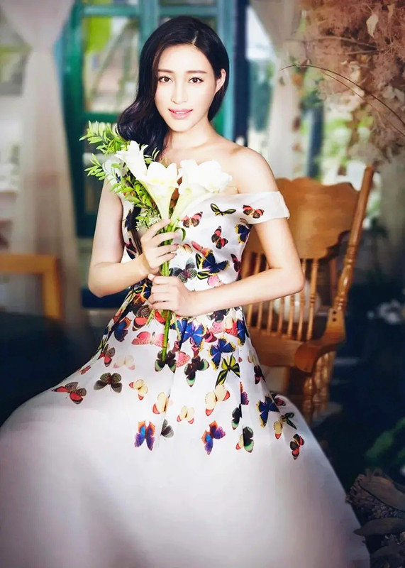 "Wan Yan Goddess" Gan Tingting's stunning portrait, wearing butterfly ...