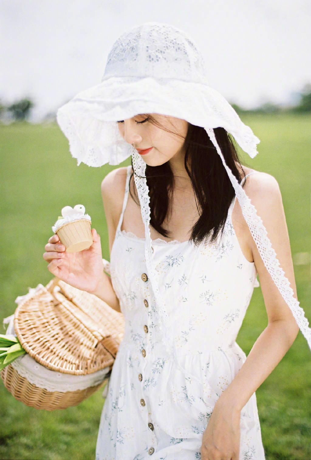 Bai Lu wears a suspender skirt to show the exquisite clavicle legs ...