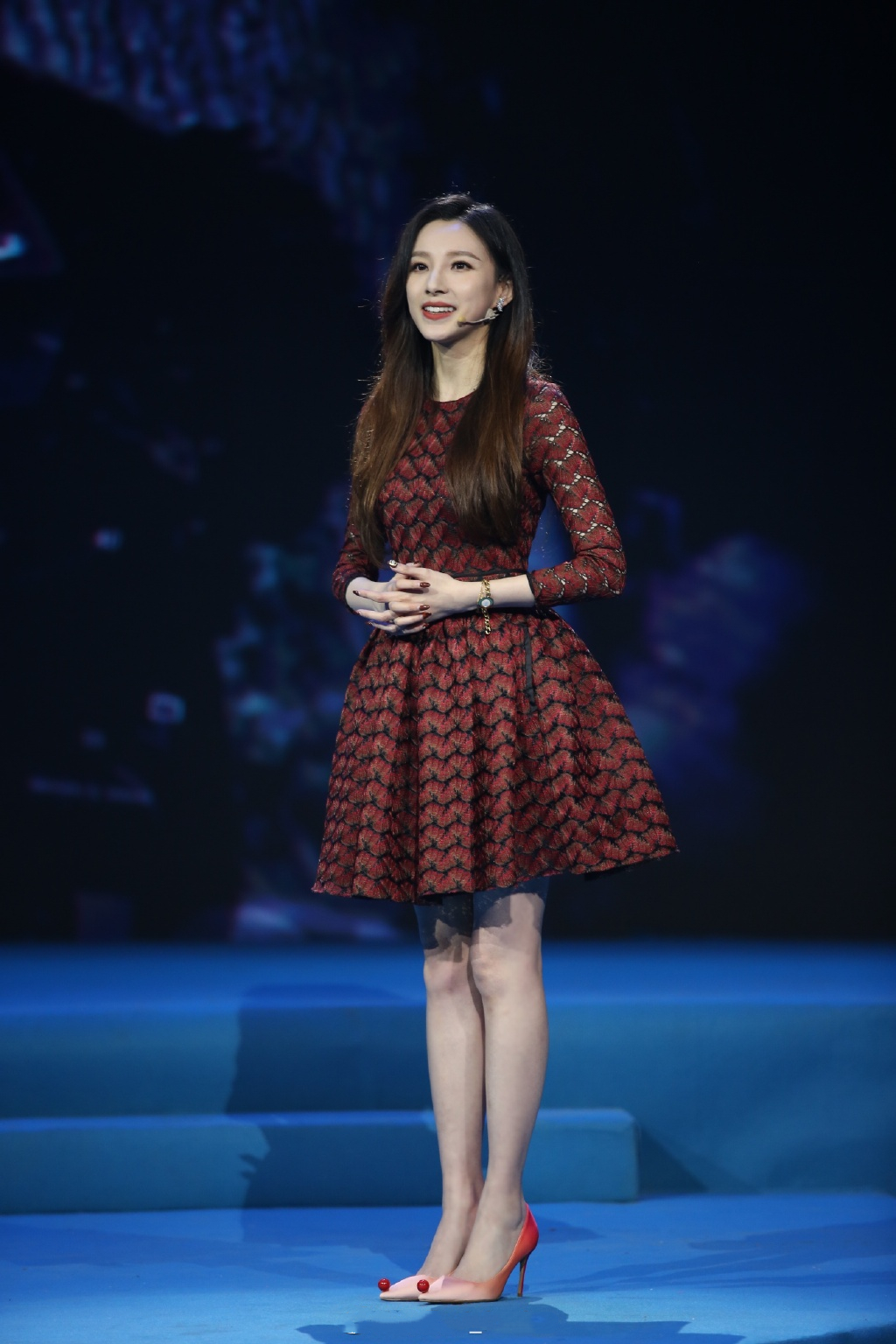 Ma Fanshu went to the supermarket after get off work, dressed in a ...