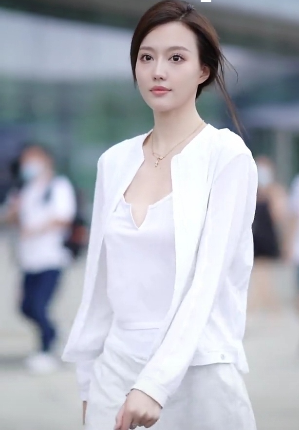 The most expensive car model Liu Qin - iNEWS