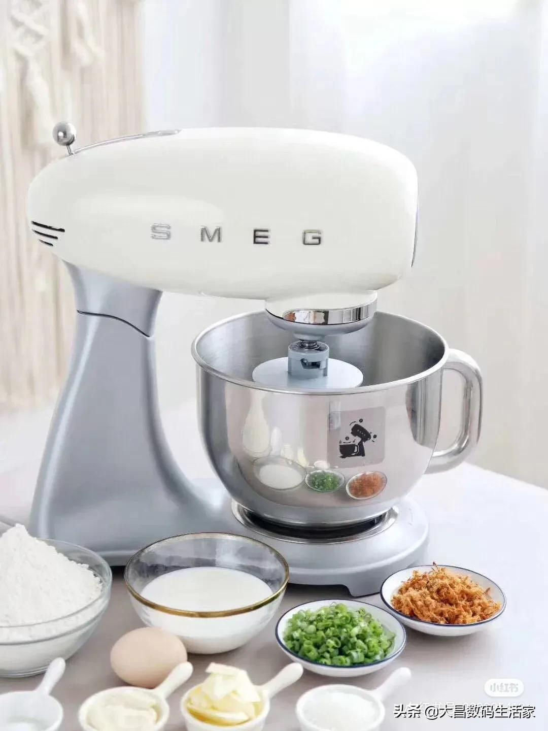 SMEG chef machine SMF02 - iNEWS