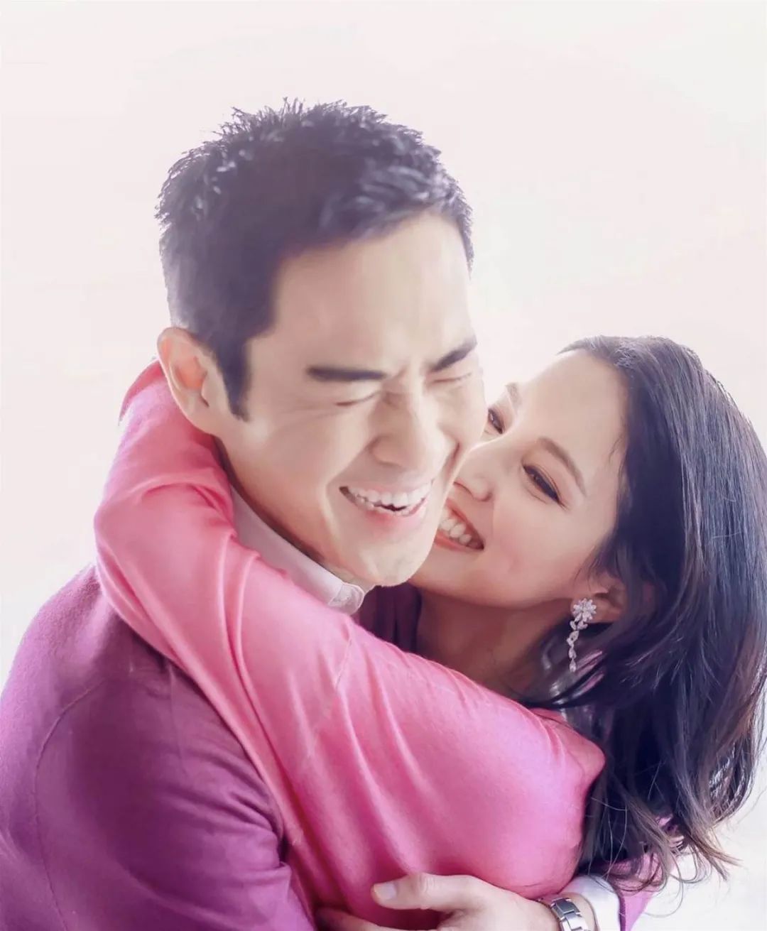 Too sweet!Kailin Chen and Zheng Jiaying hugged each other during their birthdays, too sweet, and ...