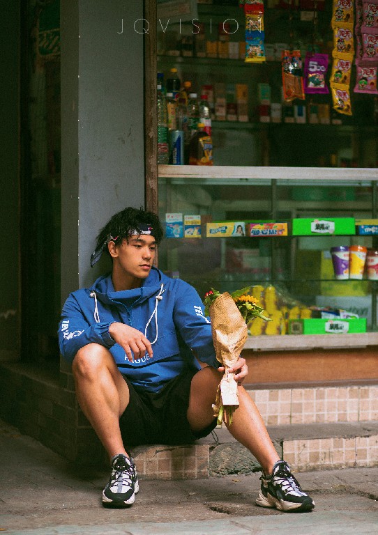 Brother Sunshine Zeng Haoran: Have a nice day alone - iNEWS