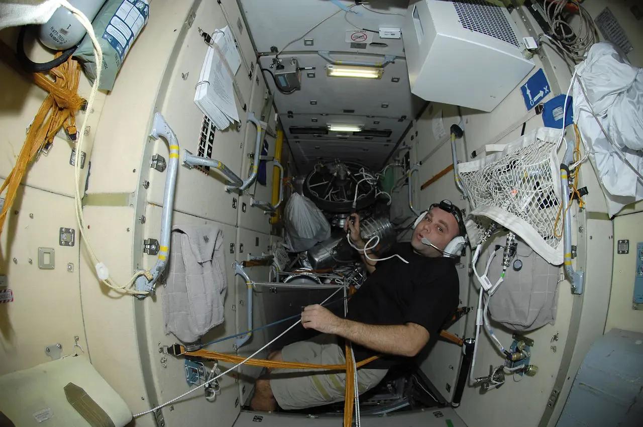 The interior of the Tiangong Space Station is clean and clean. It is a ...