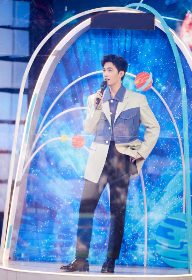 It is really a "military art school grass", Yang Yang puts on a stitched denim suit, and the ...