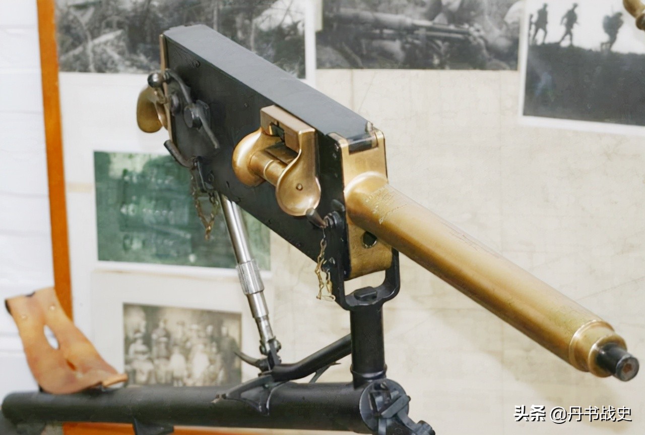 This machine gun is a bit "skinny", the lightweight Maxim machine gun ...
