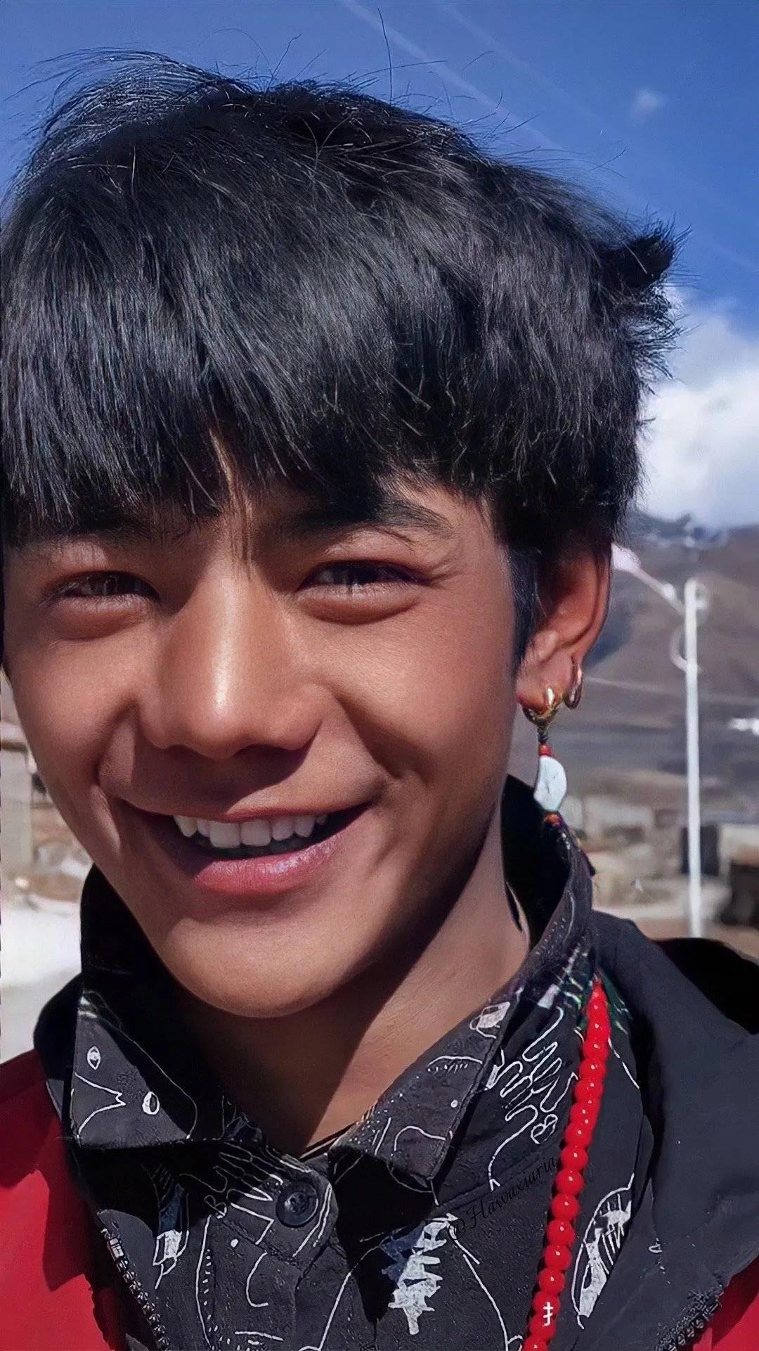 Ding Zhen is handsome and upgraded. Wearing a suit is too eye-catching to see enough, but ...