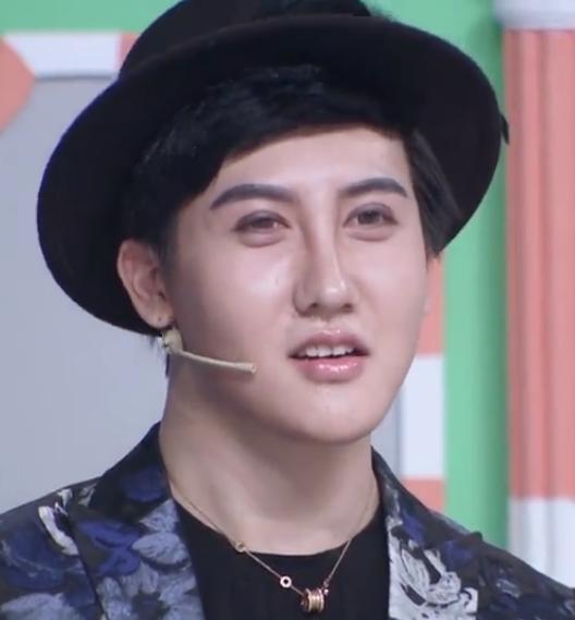 Liu Zichen took a selfie in the mirror without retouching the picture to reveal his true ...