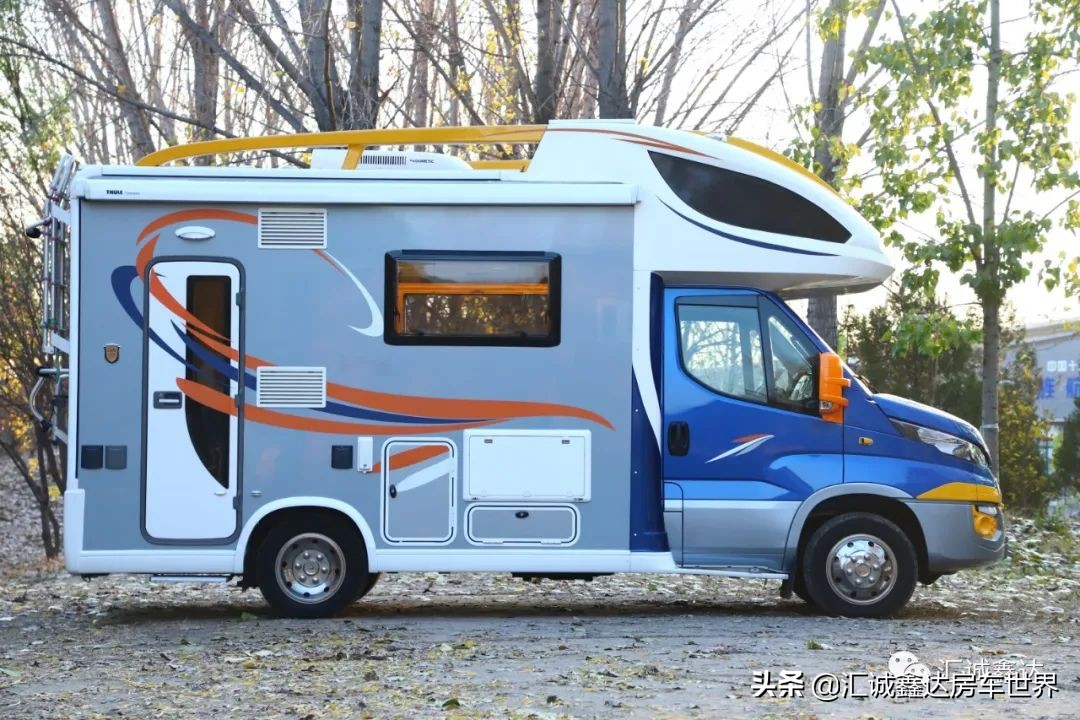 The owner modified a rear-entry RV, the layout configuration is amazing ...