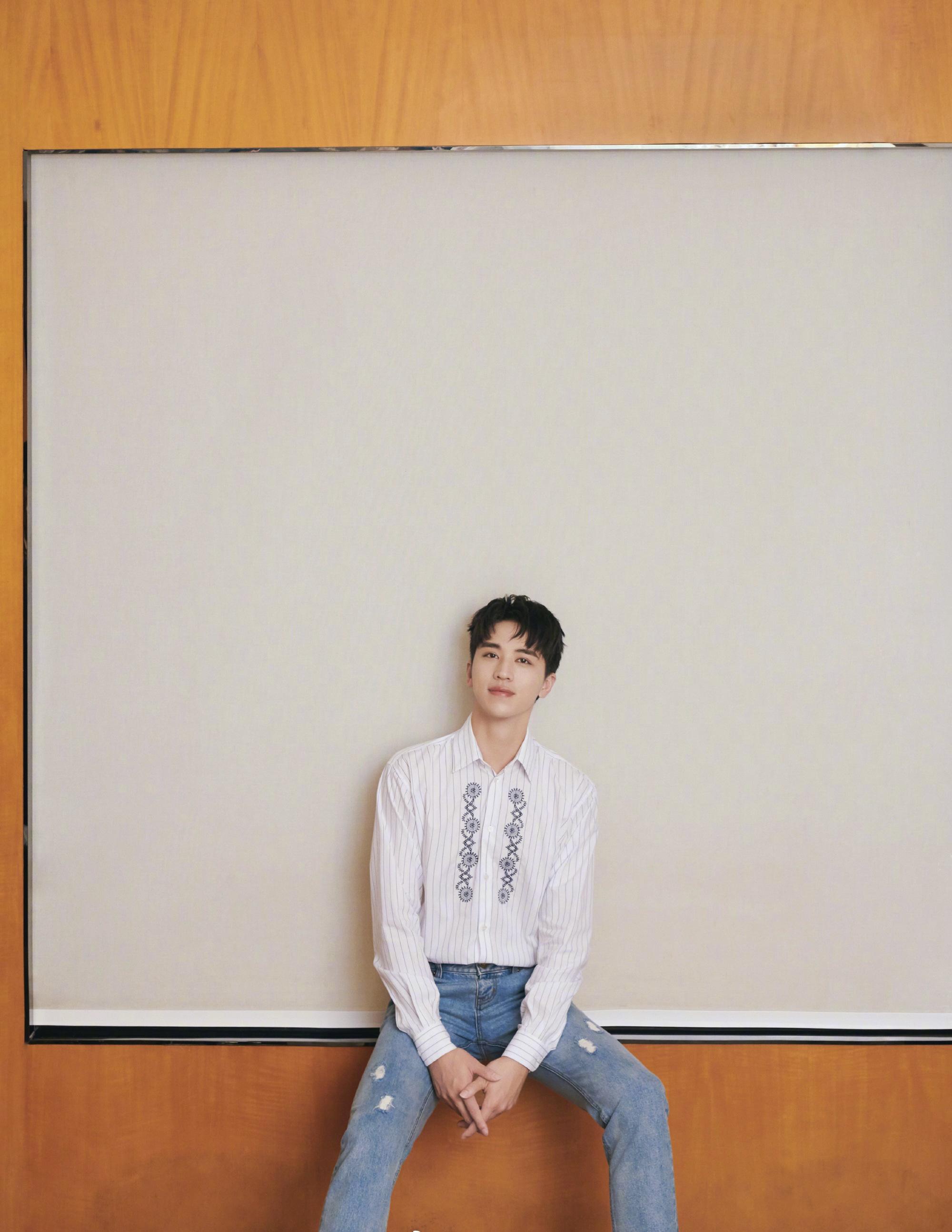 Xu Weizhou's early spring? Red suit shorts, the angle at which the ...