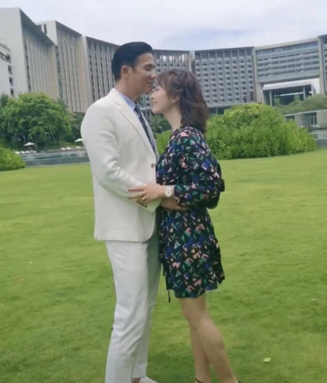 61-year-old Li Zixiong and his 23-year-old wife held hands and kissed ...