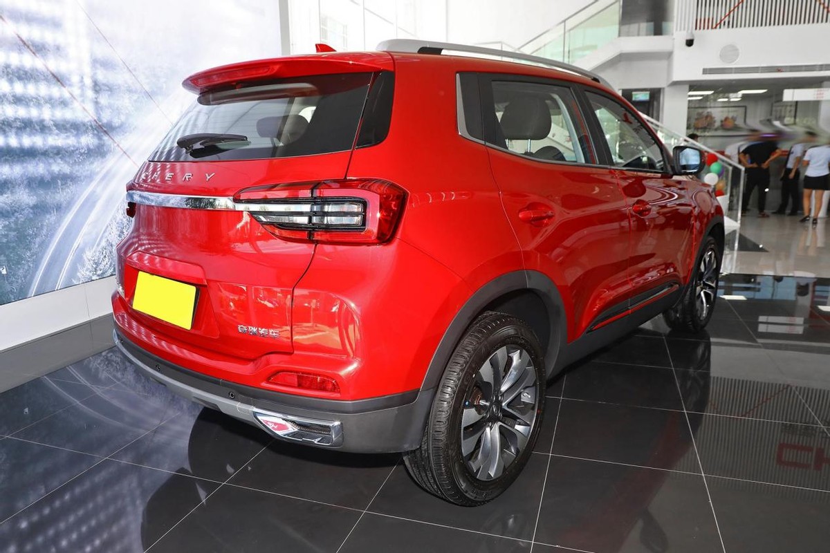 Young people buy an SUV and look at it. The comparison of 80,000-class ...