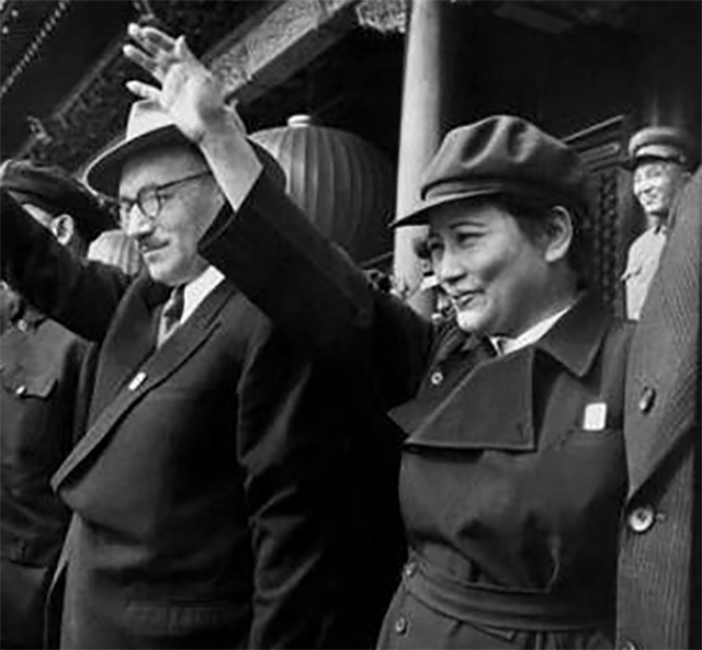 In 1949, the soldiers refused to let Soong Ching Ling go home. Angrily ...