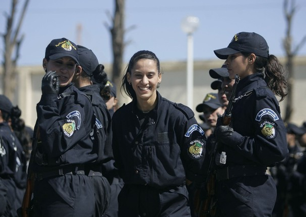 Which country's police uniforms look good? Italian police cape, red ...