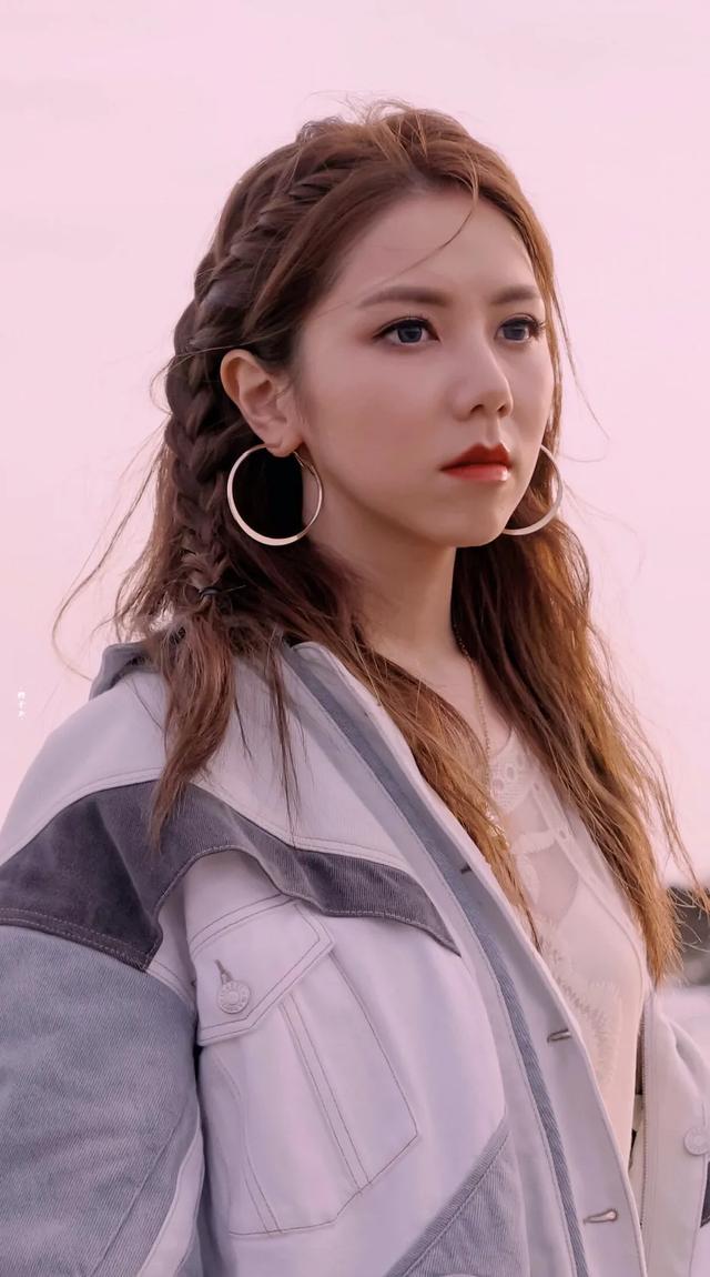 Welcome to watch the beautiful photos of Deng Ziqi - iNEWS