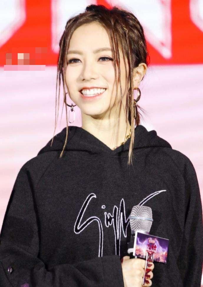 The "Goldfish" Known as "Giant Lungs"-Deng Ziqi - iNEWS